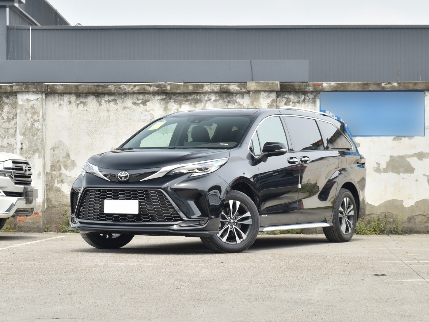 ToyoTa Gravia Hybrid Electric SUV MPV 2.5L Premium Edition With Left Steering